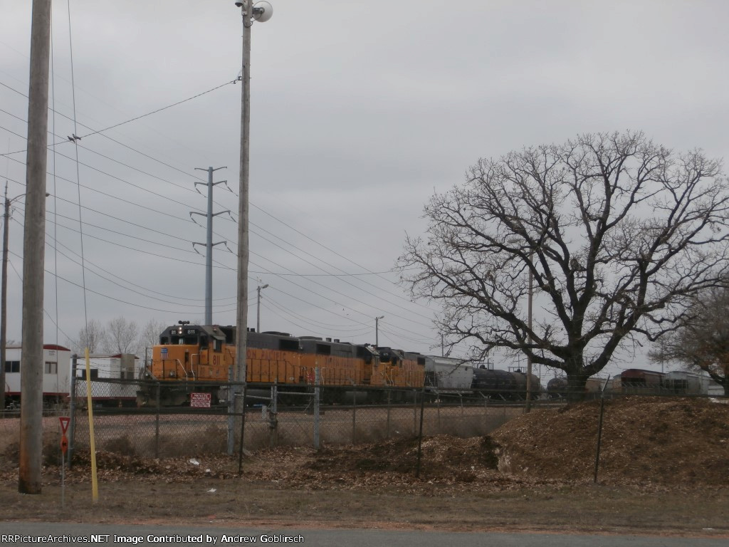 UP 811 backup to Couple more Cars